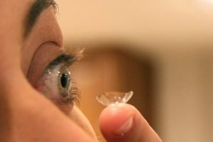 How to Fix Torn Contact Lenses? Can I still Wear Them? — UNIQSO